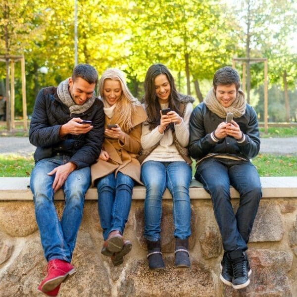 How daily smartphone use substantially influences the travel experience